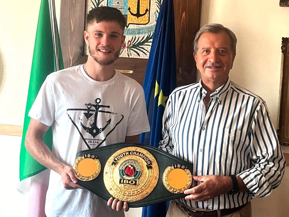 Boxe, il campione del mondo Christian Gasparri ricevuto dal sindaco di ...
